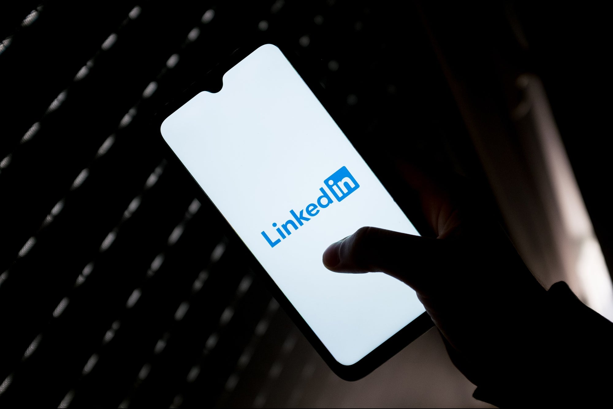 LinkedIn lanza una serie de nuevas herramientas para que sea más fácil compartir imágenes y videos