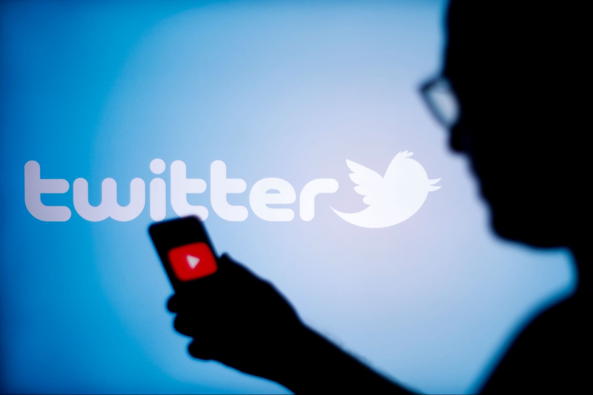 Elon Musk le dice a su equipo que busquen a youtubers para ofrecereles ...