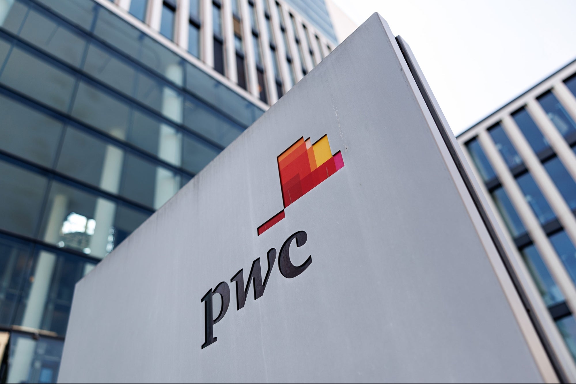 PwC geolocalizará a sus empleados para asegurar el cumplimiento del ...