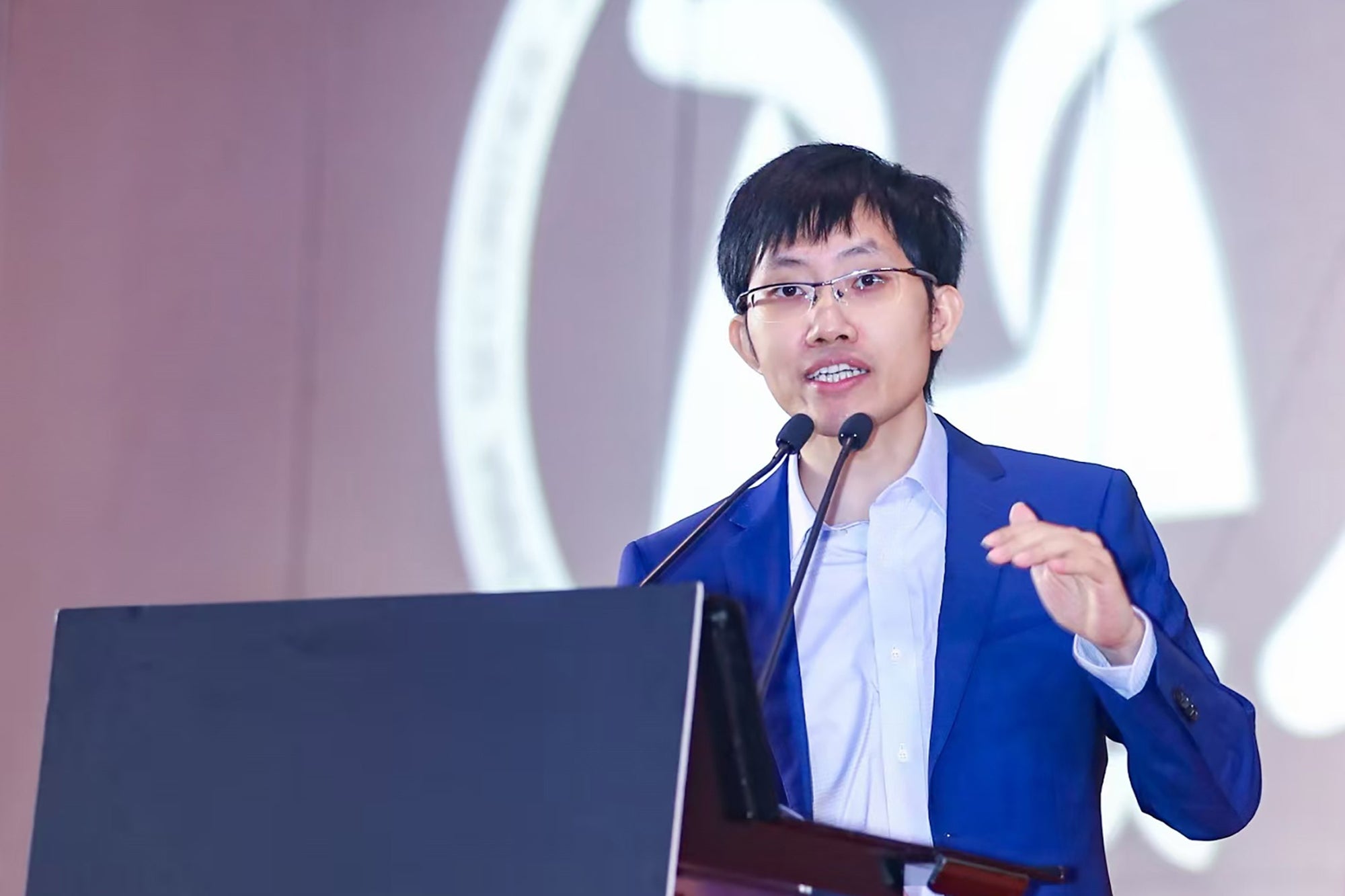 "Orgullo de su ciudad natal": ¿Quién es Liang Wenfeng, fundador de ...