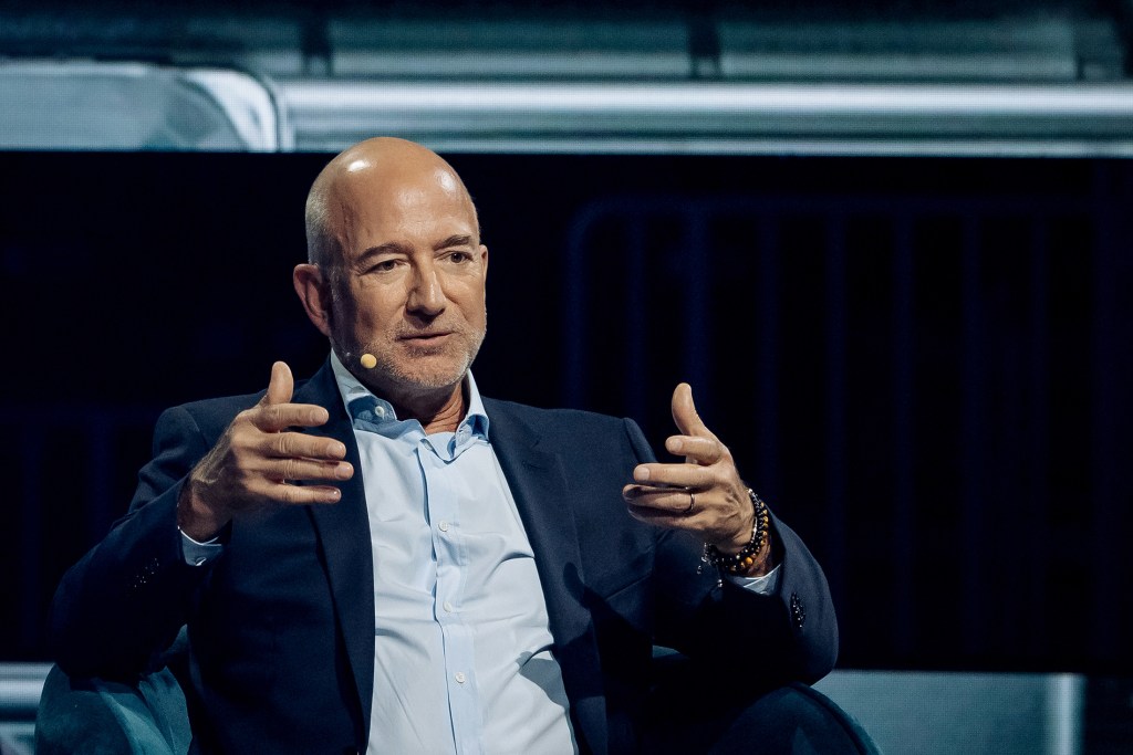 Jeff Bezos defiende la creatividad humana frente a la IA: el futuro del ...